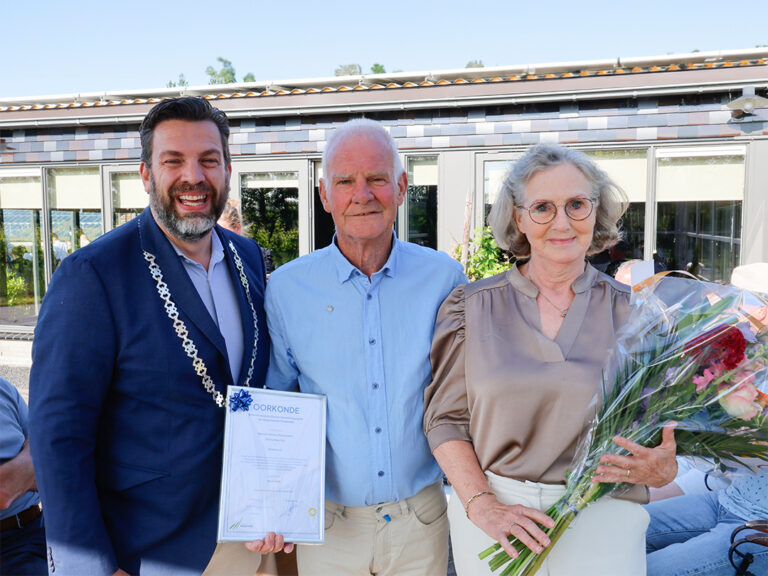 Jan Karsten ontvangt waarderingsspeld voor inzet De Dres in Nibbixwoud.